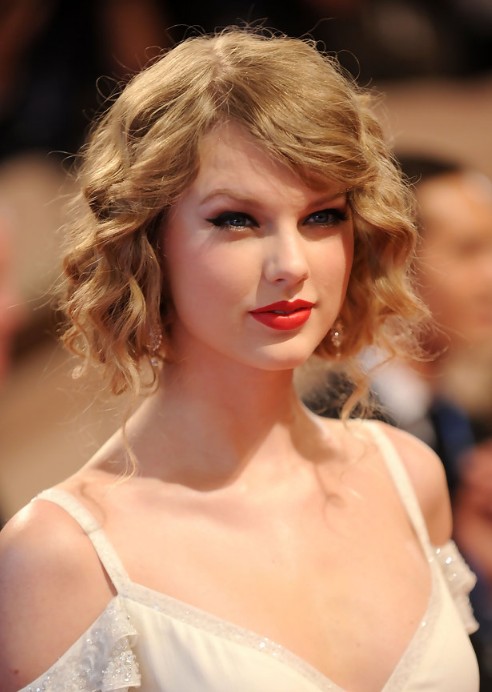 Taylor Swift Long Curly Hairstyle with Side Swept Bangs - Hairstyles Weekly