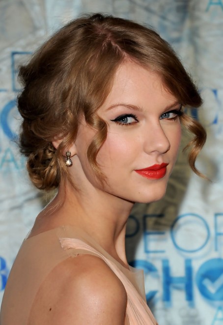 Taylor Swift Romantic Wavy Updo with Flower for Wedding - Hairstyles Weekly