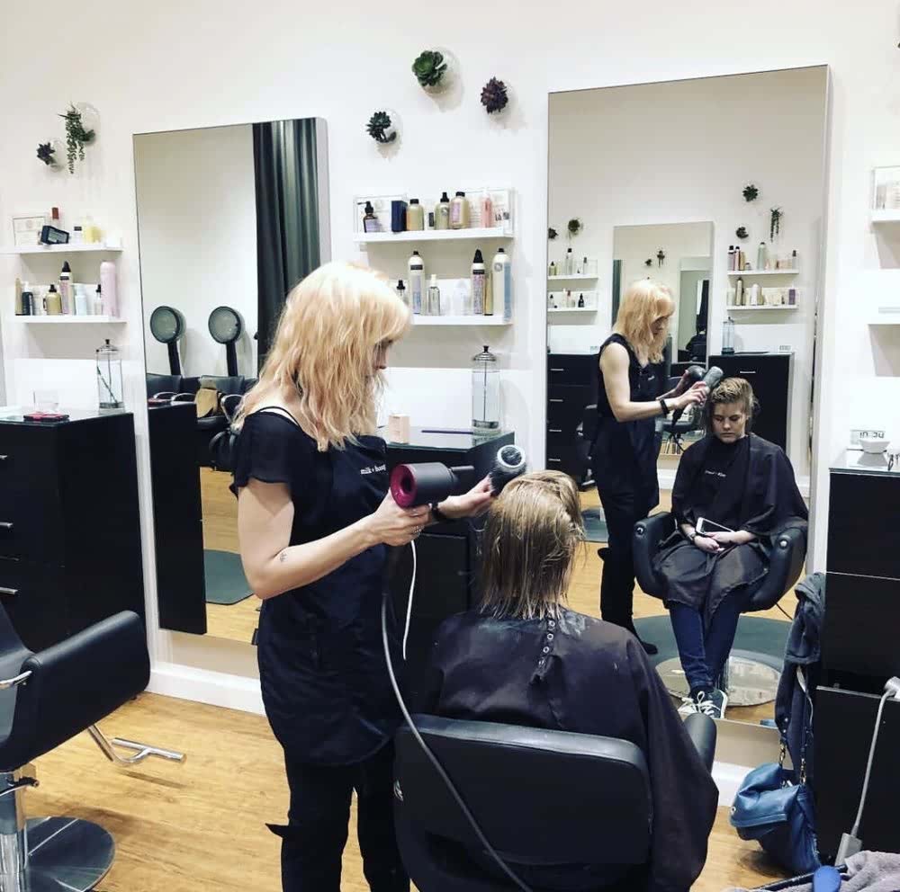 Mobile Hairstyling: Getting Started + Pros and Cons - Hairstyles Weekly