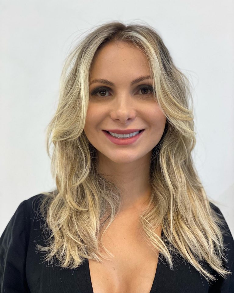 A Beginner's Guide on How to Style Curtain Bangs - Hairstyles Weekly